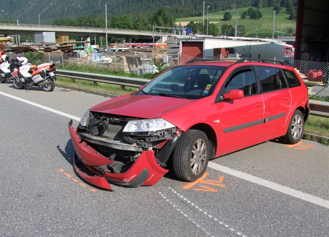 Domat/Ems: Selbstunfall auf der A13 fordert eine Verletzte